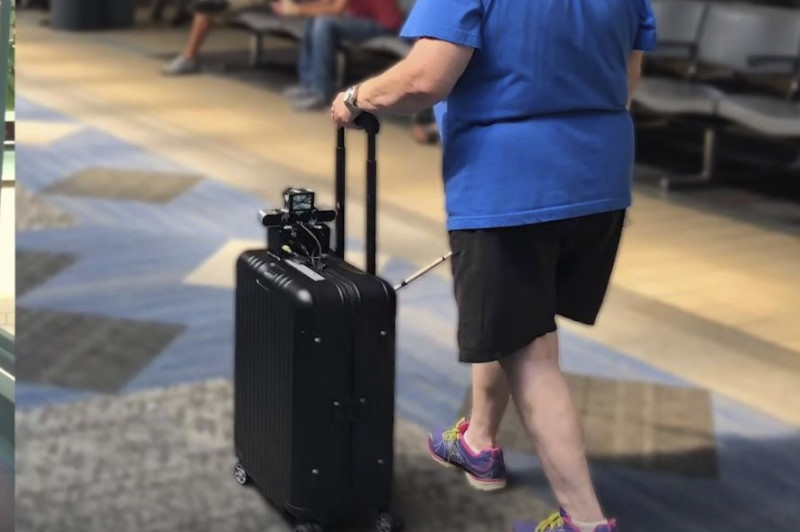 Smart suitcase for blind travellers